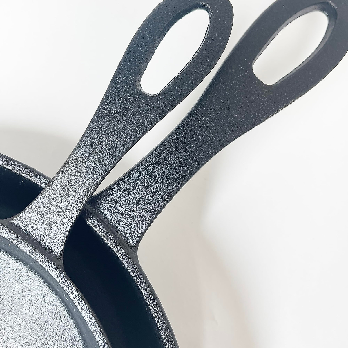 Bayou Classic 7451 10-in and 12-in Cast Iron Skillet Set Features Pour Spouts Perfect For Breakfast Pan Frying Sautéing and Baking