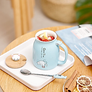 SHENDONG 2 Pack Cat Mugs Cute Ceramic Coffee Cups Set of 2 with Kawaii Bamboo Lid and Spoon Novelty Morning Cup Coffee Milk Tea Mugs - 3d Animal Cat Mugs for Cat Lovers Women Gifts(Blue and Red)