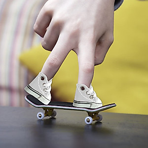 YUJUN 2 Pairs Mini Finger Shoes Fingerboard Skateboard Shoes Doll Mini Shoes Keychains Sneakers for Finger Breakdance Birds (2 Colors)