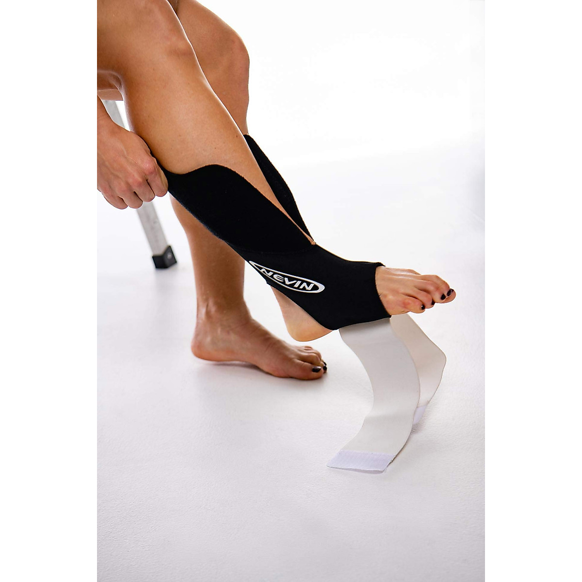 Nevin Neoprene Ankle Support (Black, Large)
