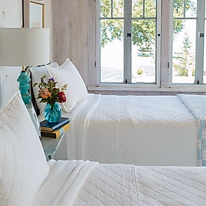 Red Land Cotton Classic Luxury Quilt | American Grown 100% Cotton Batting | Lightweight All Season USA Made Vintage Style Bedspread | Durable Oversized and Machine Washable | Soft King/Cal King White