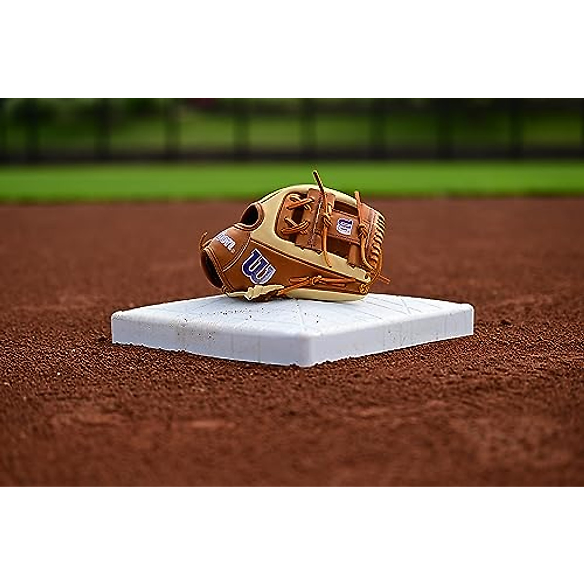 WILSON 2023 Sis Bates A2000® SB22 11.75” Fastpitch Infield Glove - Right Hand Throw
