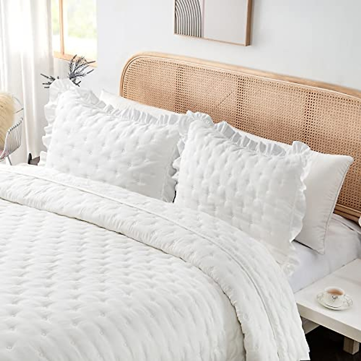 HIARUO 3-Piece Queen Quilt Set - Soft Warm Ultrasonic Reversible Pleated Ruffled Coverlet Bedspread Set (90 x 90 Inch) with 2 Pillow Sham (20 x 26 Inch), White
