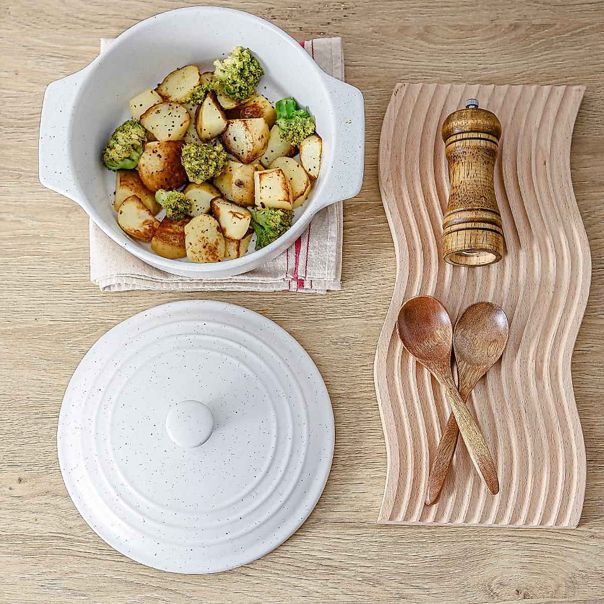 HVH Ceramic Casserole Dish with Lid Oven Safe, 2 Quart Round Casserole Dish Set, 9 Inches Round Baking Dish with Lid Oven Safe, Deep Baking Dishes for Oven with Lids for Party, Farmhouse Style (White)