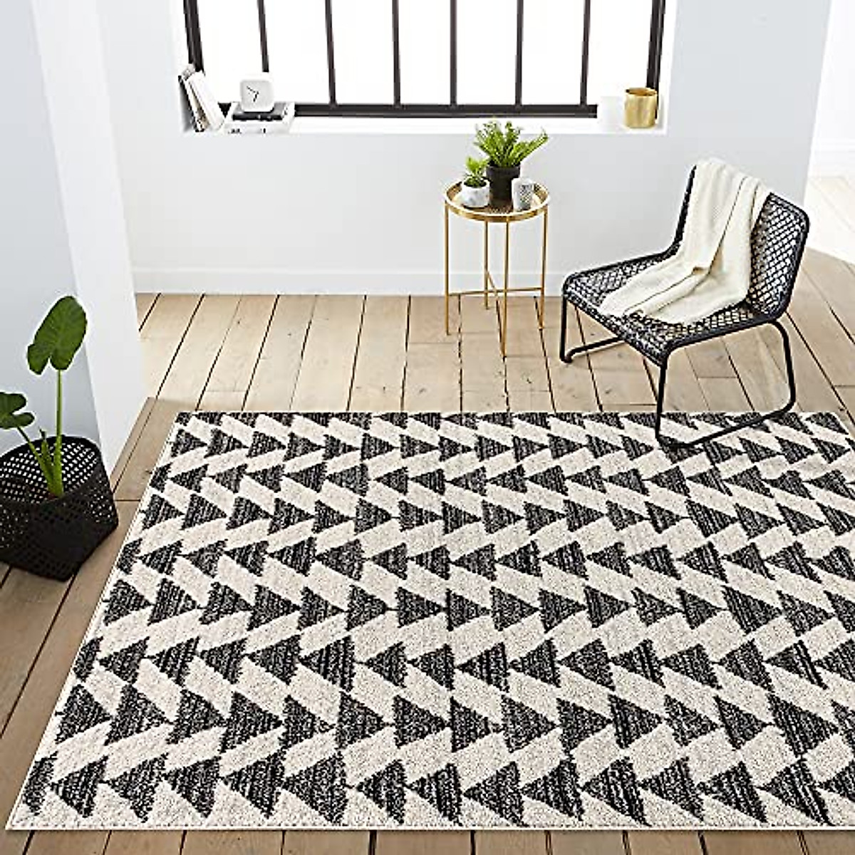 JONATHAN Y MOH206A-4 Aisha Moroccan Triangle Geometric Indoor Farmhouse Area-Rug Bohemian Minimalistic Easy-Cleaning Bedroom Kitchen Living Room Non Shedding, 4 X 6, Cream,Black