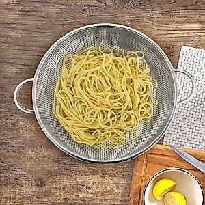 P&P CHEF Colander Set of 3, Stainless Steel Micro-Perforated Colanders Strainers for Draining Rinsing Washing, Ideal for Pasta Vegetables Fruits, Heavy Duty & Dishwasher Safe - 1/3/5 Quart