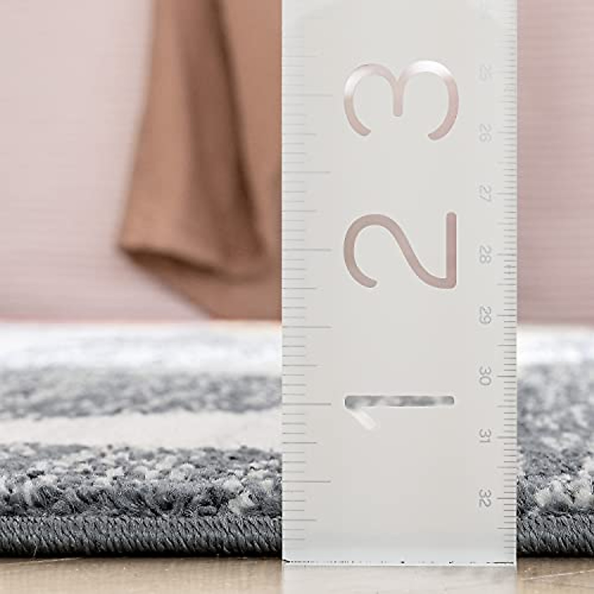 Well Woven Tango Grey Geometric Triangle Pattern Stain-Resistant Area Rug (4' Round)