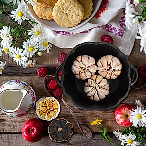 AOKDEER Garlic Roaster, Cast Iron Garlic Roaster for Kitchen Grill Oven, Dining Room, Indoor or Outdoor, BBQ Grill Garlic Tools, Garlic Baker for Picnic Camping Patio Backyard Cooking