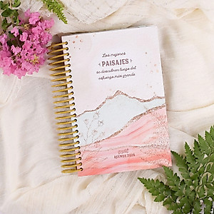 Agenda Pechi 2024 (Inspirational Christian Planner in Spanish). Tapa dura. Encuadernado espiral plástico. Devocionales, frases y versículos entre otras herramientas. Enero-Diciembre. 1 página por día