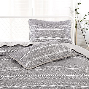WONGS BEDDING Grey Quilt Set Queen, Boho Striped Triangle Printed Bedspread Coverlet Set, 3 Pieces (1 Quilt + 2 Pillowcases), Soft Microfiber Lightweight Bohemian Bedding Quilt for Summer 90"x96"