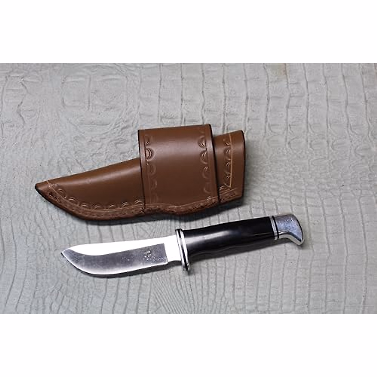 CARL THOMAS LEATHERS Crossdraw knife sheath. quality leather quality stitching. fix blade Nylon stitching. may defeat a 103. Knife holder.