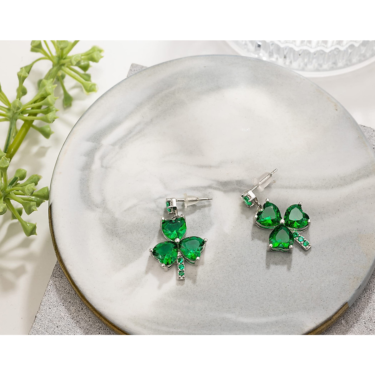 Famdecor Shamrock Earrings Studs St Patricks Day Earrings for Women Rhinestone Green Heart Leaf Earring for Women St Patricks Day Decor