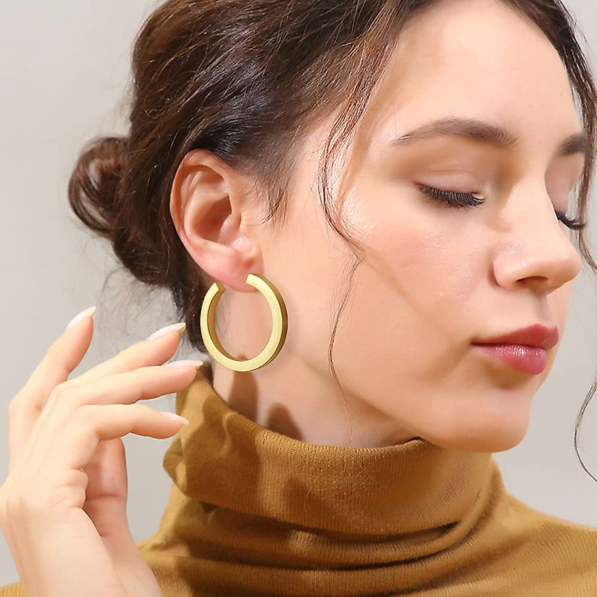 FAMARINE Square Tube Gold Hoop Earrings for Women 18K Gold Plated Hoops with Brushed Finished Chunky Earrings