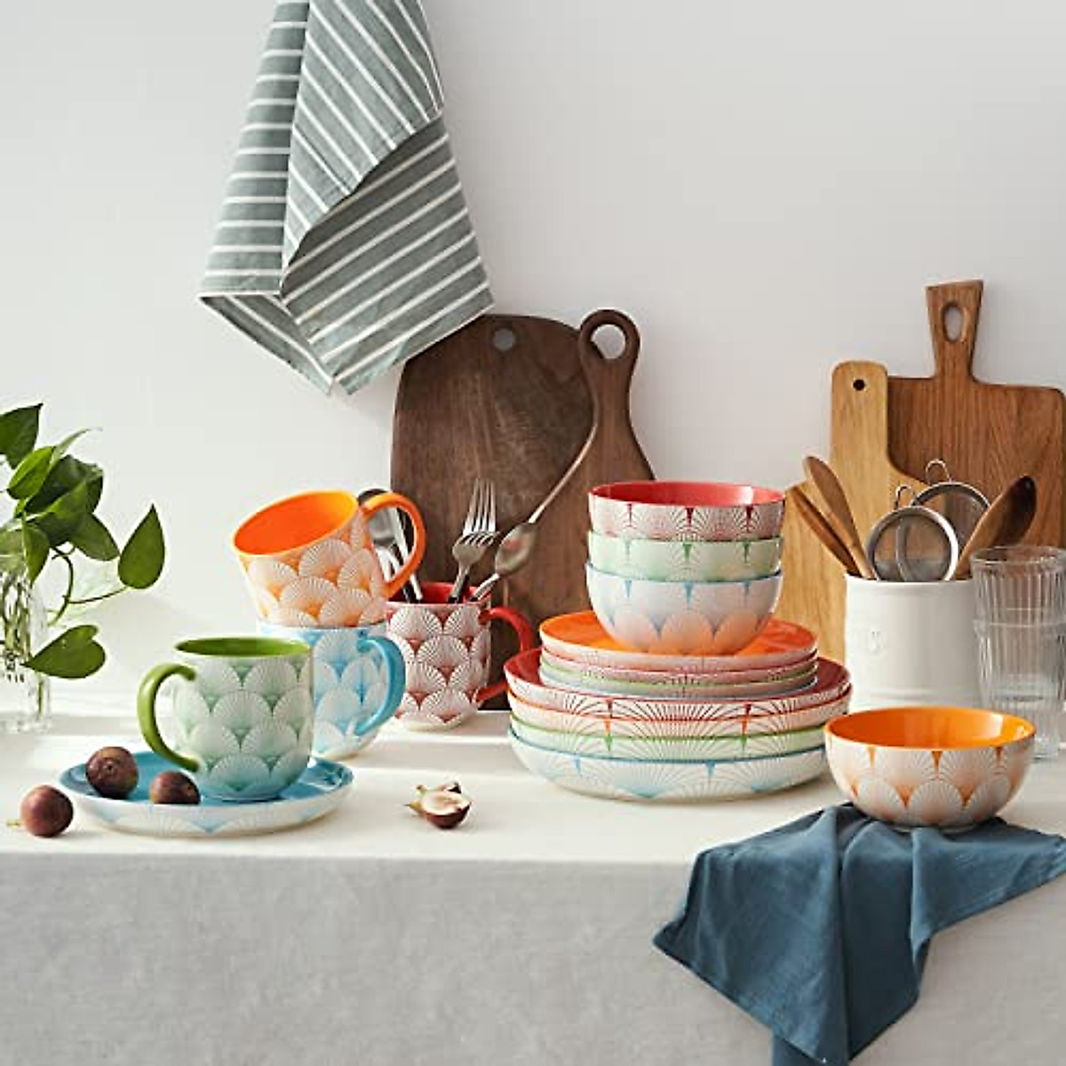 DOWAN 8.5'' Pasta Bowls, Ceramic Dinner Plates Salad Bowls Set of 4, Colorful Shallows Bowls, Large Size Serving Bowls for Christmas, Wedding Party, Ideal Gift