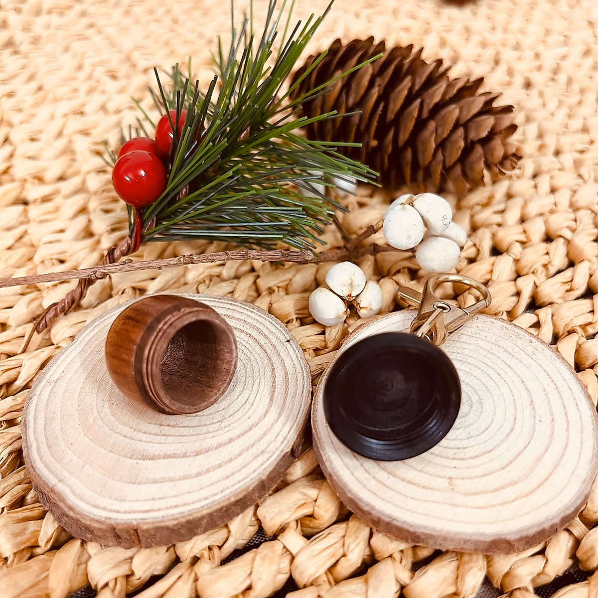 CGYGP Acorn Keychain, Wooden Acorn Canister,Fall acorn Locket Wood Acorn Nut Keepsake Pendant gift for men women