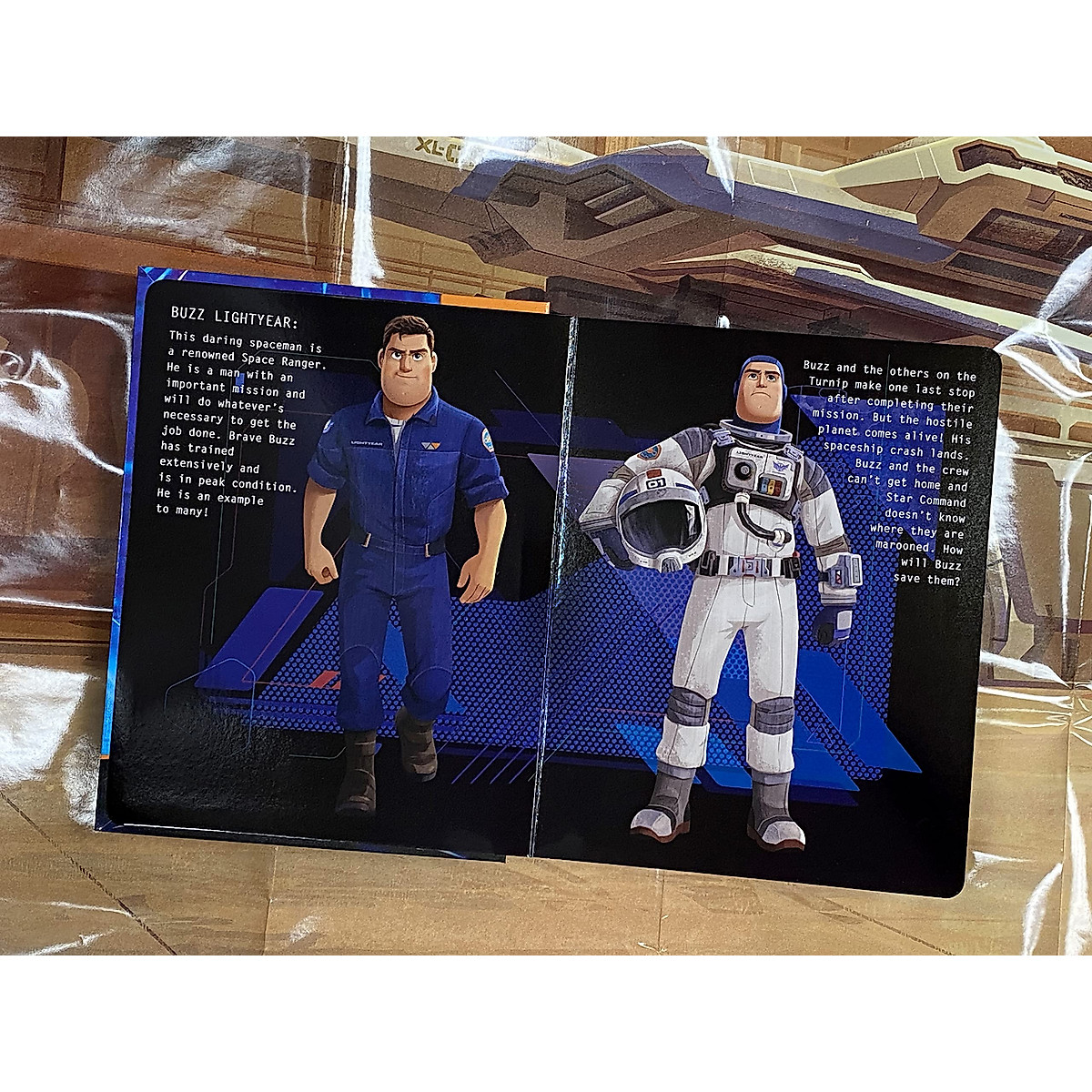 Disney / Pixar Lightyear My Busy Books - Storybook, 10 figurines, playmat