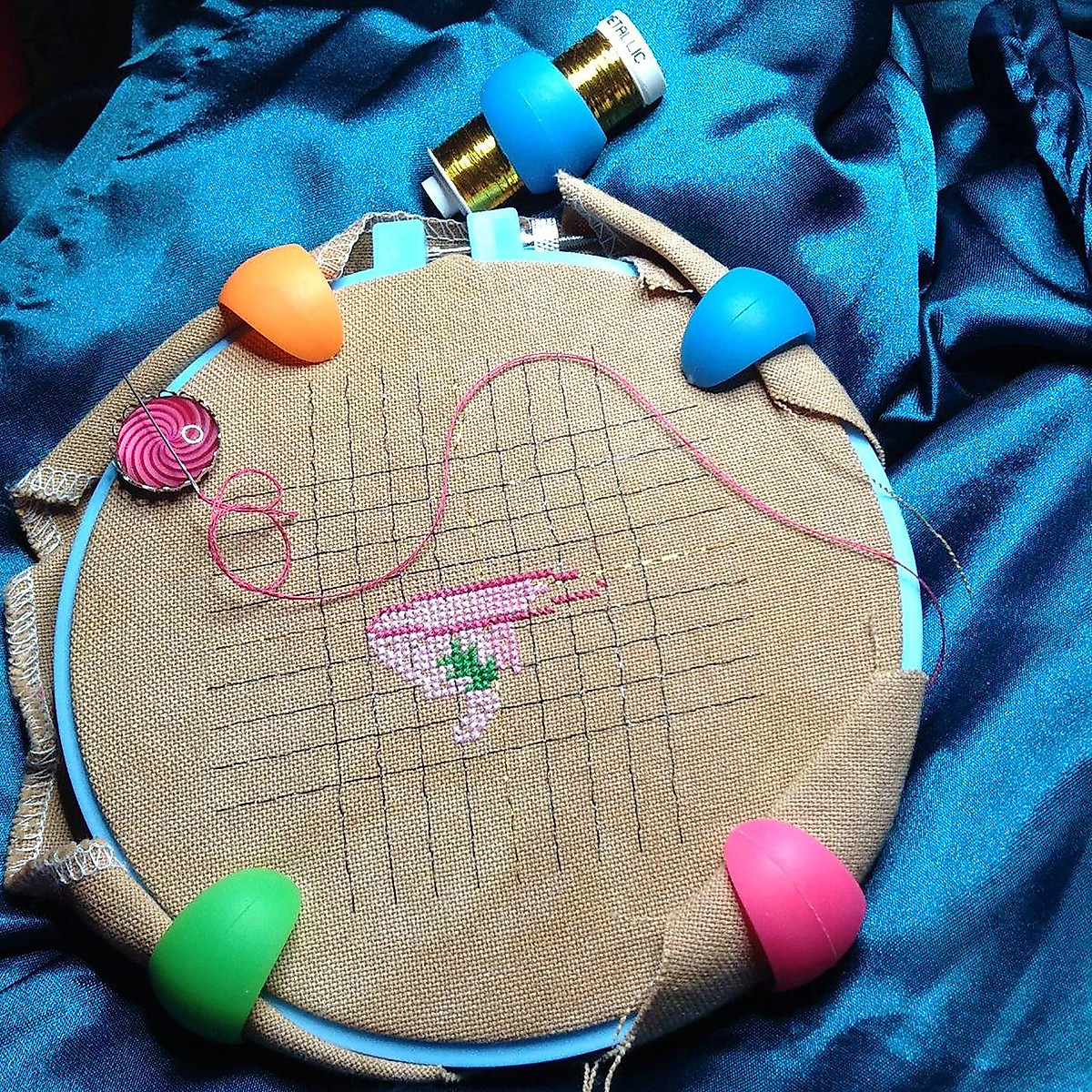 WUWEOT 100 Pack Thread Spool Savers, Spool Huggers Thread Holder Organizer for Sewing Machine and Embroidery Machine, Prevent Thread Tails from Unwinding, No Loose Ends or Thread Tails