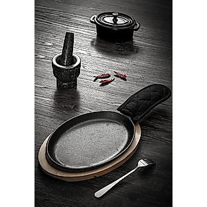 HAWOK Cast Iron Fajita Plate Sizzler Pan Set with Bamboo Tray and Handle Holder, Set of 12, Pre-seasoned Cast Iron Skillet with Bamboo Base and Handle Cover