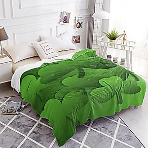 St. Patrick's Day Throw Blankets Green Lucky Clover Leaf Fuzzy Soft Bed Cover Bedspread Irish Shamrocks Lightweight Luxury Flannel Fleece Blanket for Travel Stadium Camping Couch Sofa Chair 40x50In
