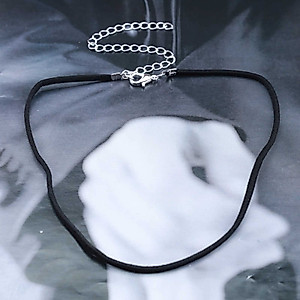 Allereyae Vintage Suede Choker Necklace Black Velvet Choker Necklace Short Thin Black Necklace Boho Necklace Jewelry for Women and Girls (Single layer)