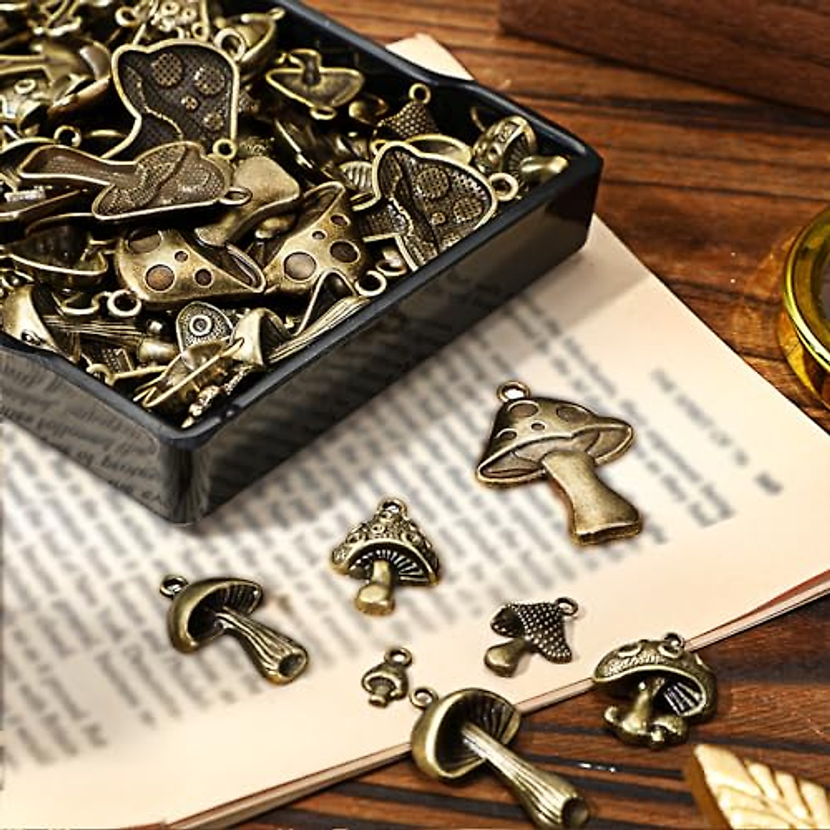 Huquary 140 Pcs Mushrooms Charms Bulk Alloy Mushroom Charms Pendants Antique Style Plant Small Cute Jewelry Findings for DIY Necklace Earrings Bracelet Making Craft Supplies(Bronze)