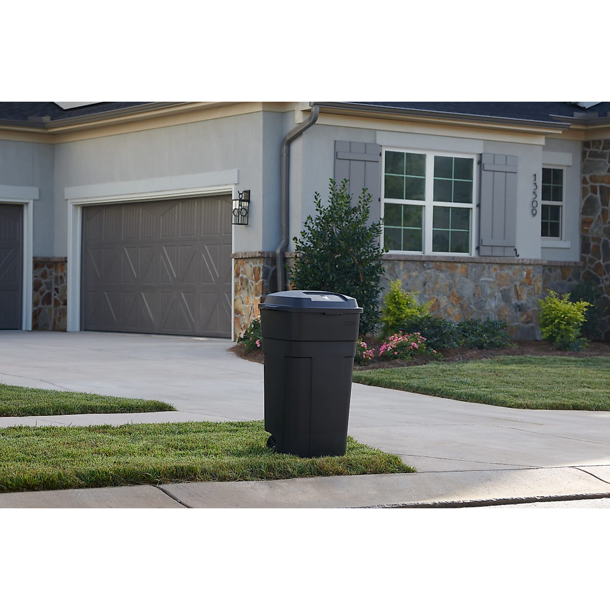 Rubbermaid Roughneck Heavy-Duty Wheeled Trash Can with Lid, 34-Gallon, Black, for Outdoor Use