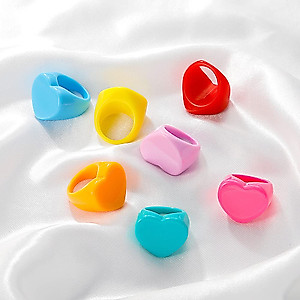 XUN Zhe 3Pcs Colorful Resin Heart Chuncky Rings Set,Cute Love Heart Shaped Acrylic Finger Rings Bands Jewelry for Women Teen Girls Party Accessories (Green Blue Pink)