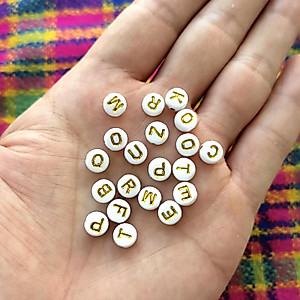 Amaney 1000 Pieces 7×4mm White Round Acrylic with Gold Alphabet Letter Beads for Jewelry Making Bracelets Necklaces Key Chains