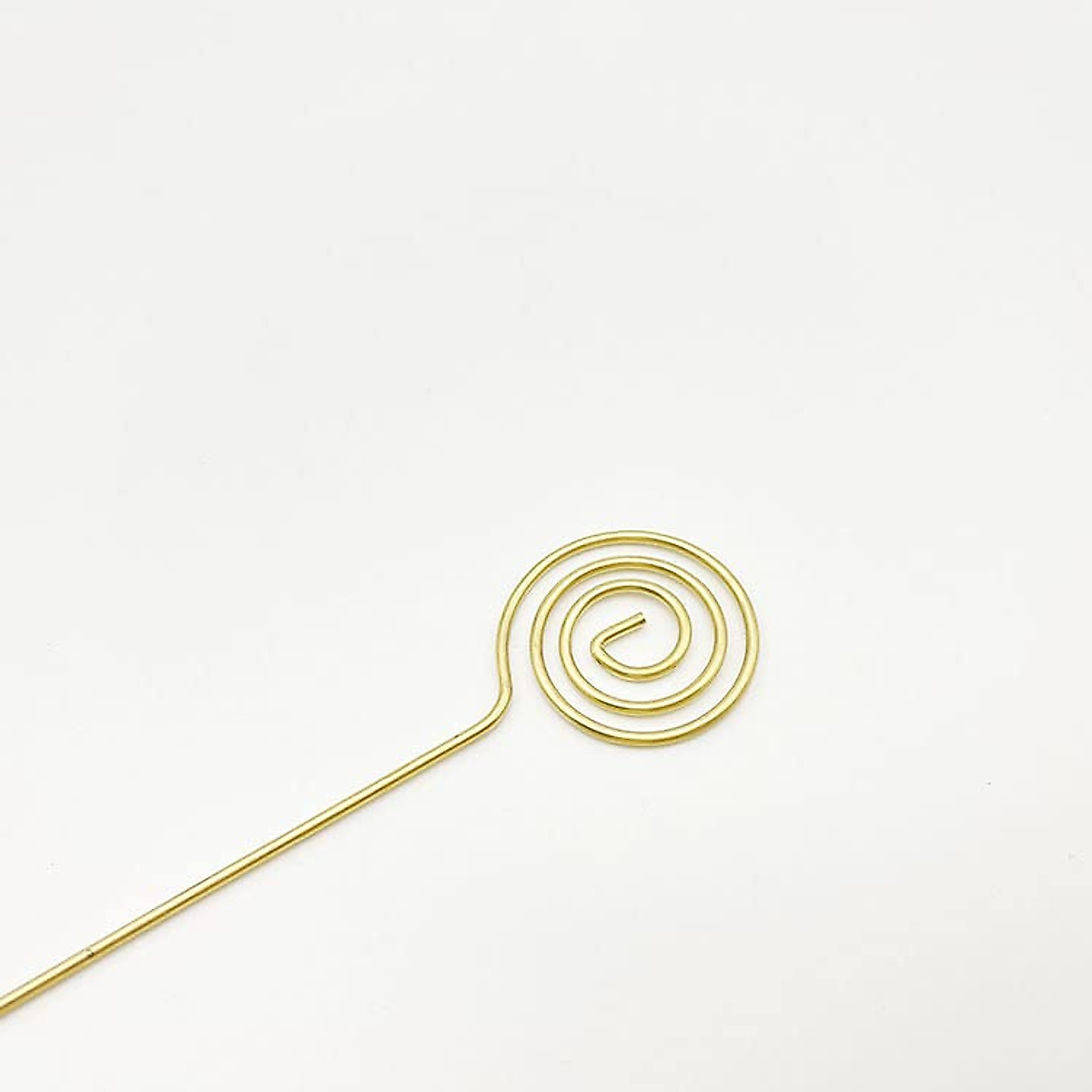 30Pcs Gold Place Card Holder - Metal Wire Table Card Holders Floral Picks Wire Table Number Holder Picture Photo Holders for Centerpieces Wedding Birthday Office Flower Cake Topper Shower Party Favor