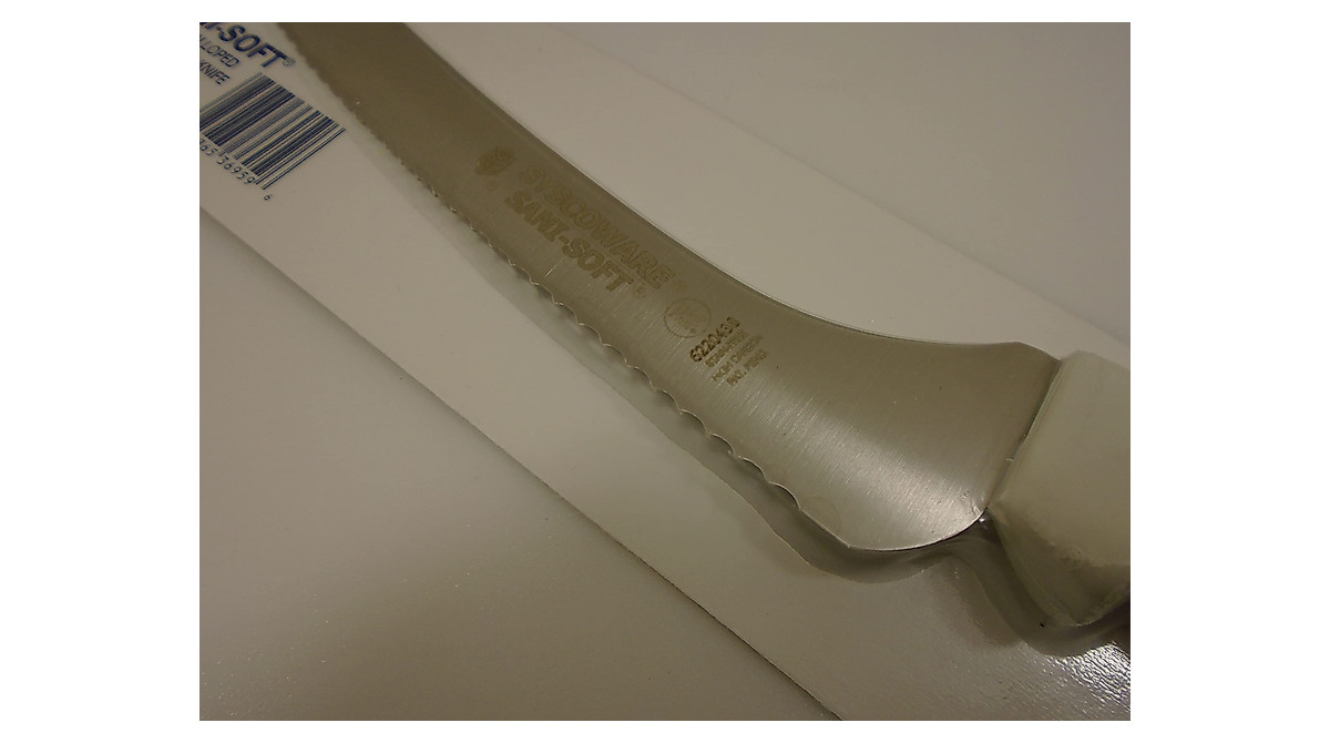 Sysco USA 9" Scalloped Sandwich Knife - Soft Grip