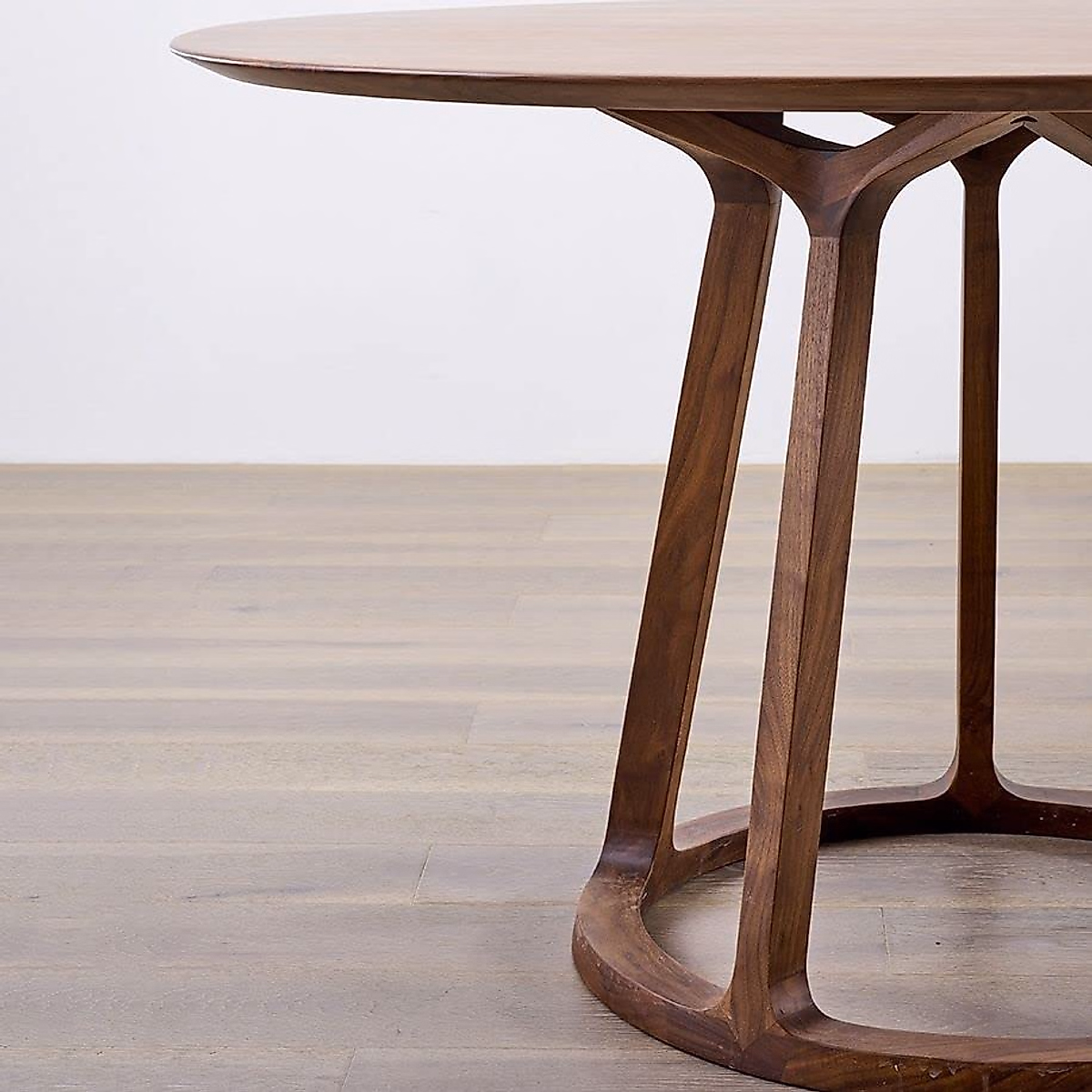 SUSUO Mid-Century Modern Classic Solid Wood Dining Table Round for Small Space, Minimalist Walnut Ash Dining Table with Round Pedestal Base, 31.5" Coffee Table for 2-4