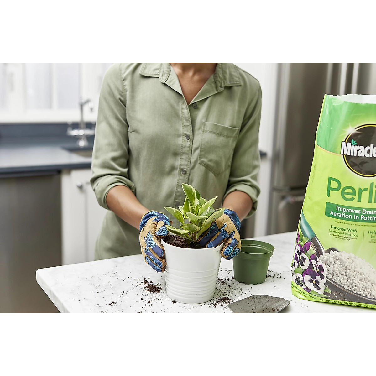 Miracle-Gro Perlite, Enriched with Plant Food, Improves Drainage and Aeration in Potting Mixes, For Container Plants, 8 qt., 3-Pack