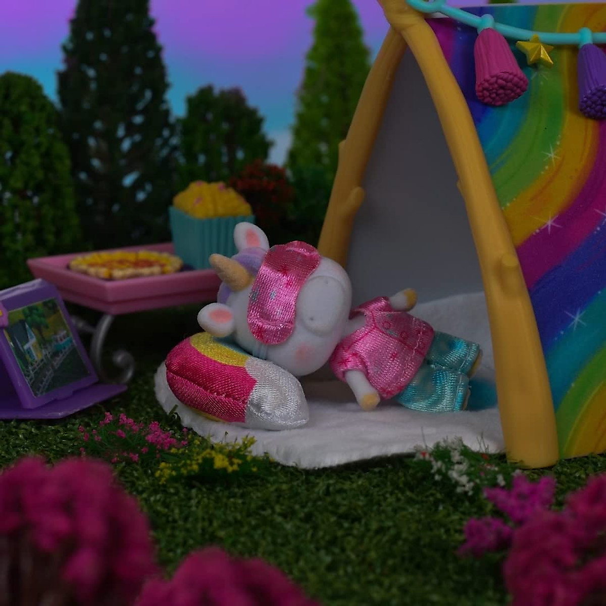 Sunny Days Entertainment Honey Bee Acres Rainbow Ridge Sweet Dreams Pajama Party – 15 Piece Dollhouse Playset with Exclusive Unicorn Figure | Pretend Play Toys for Kids