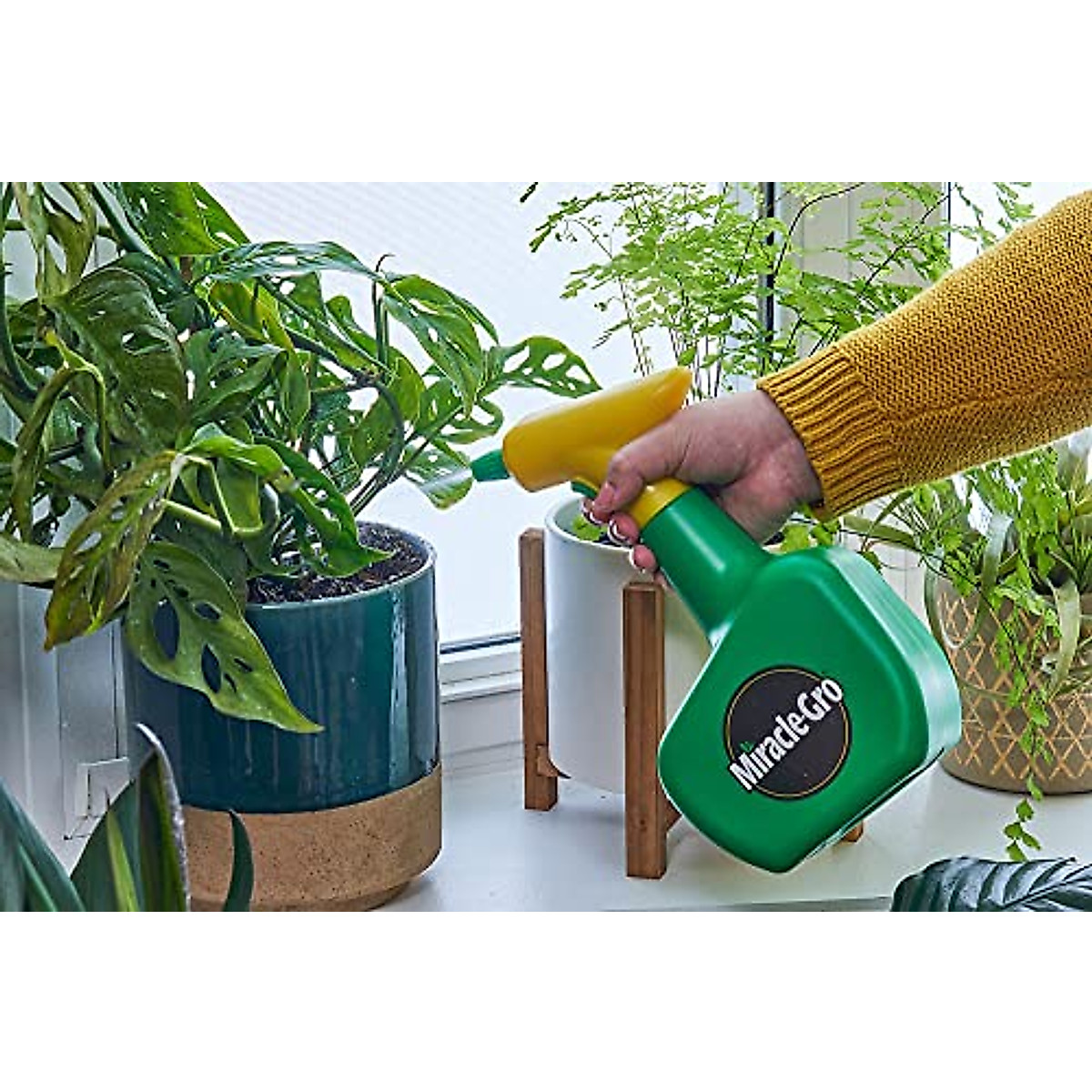 Miracle-Gro 190518 Battery Powered 48 oz. Handheld Sprayer, Green