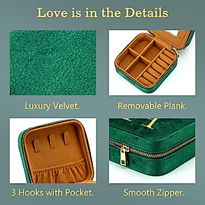 Parima Aunt Gifts - Auntie & Birthday Gifts for Aunt, Plush Velvet Emerald-Green Jewelry Box Travel Case - Letter V, Green