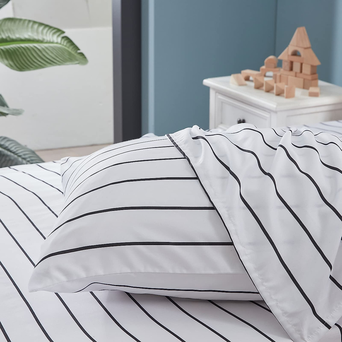 Homiest 3pcs White and Black Sheets Twin Size Bed Set Microfiber Sheet Set, Horizontal Stripe Bed Sheets Cute Soft Bedding Set, Deep Pocket Twin Sheets Stripe Printed Sheets for Kids Teen Boys Adults