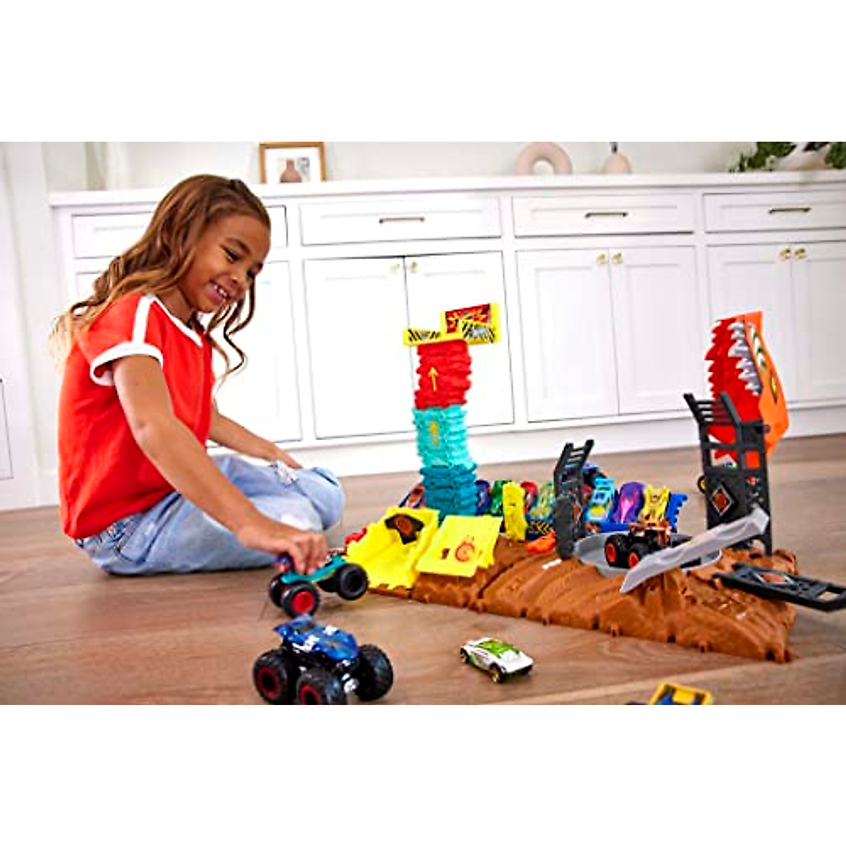 Hot Wheels Monster Trucks Arena Smashers Demo Derby Car Jump Challenge, Demo Derby Toy Truck in 1:64 Scale & 2 Crushable Cars