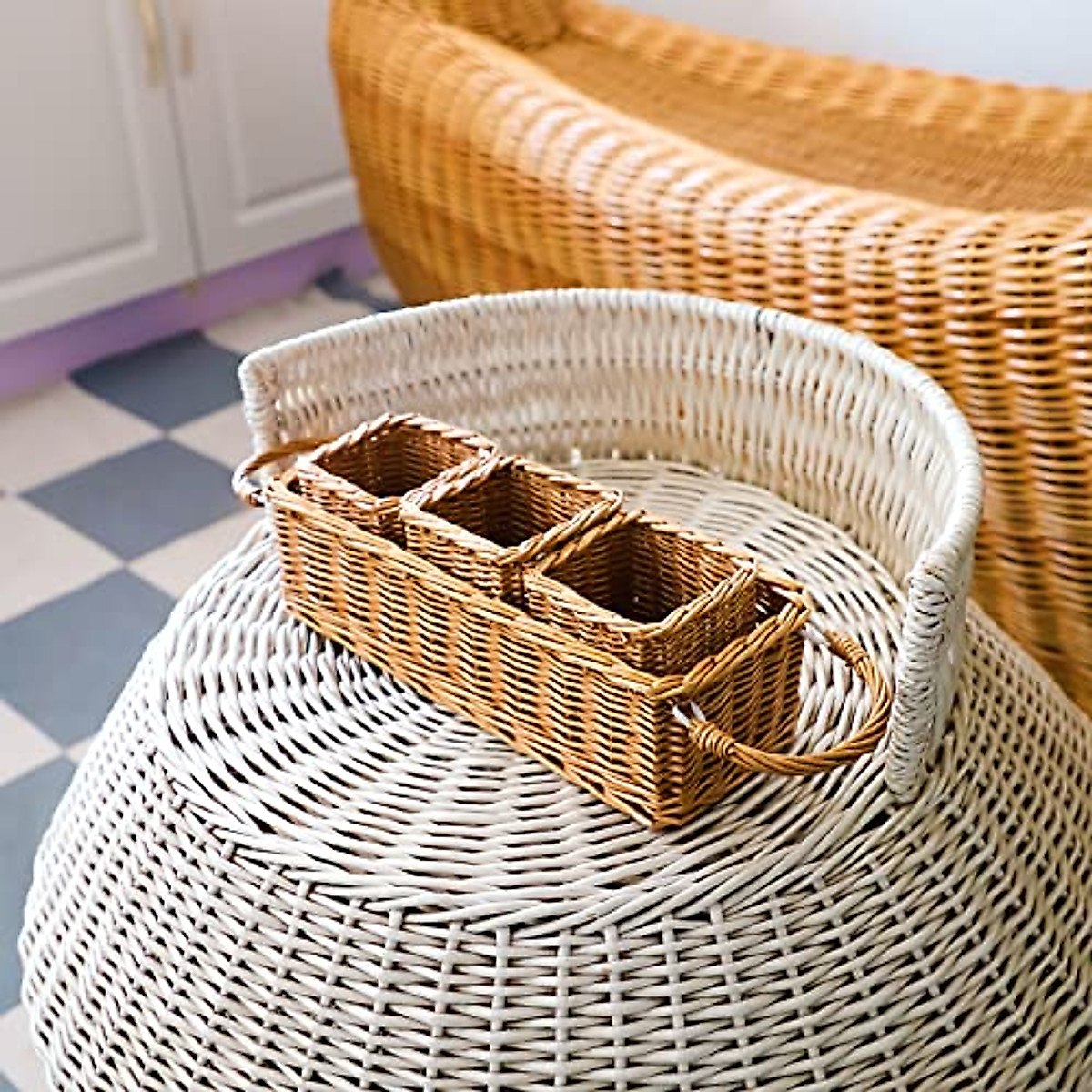 GYASVWU 3 Compartment Wicker Kitchen Flatware Storage Basket Utensil Holder with 3 Removable Storage Cups and Flexible Handles Handmde Baskets for Spoons, Knives, Forks (Wicker)