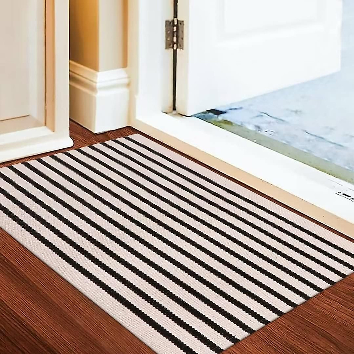 LEEVAN Washable Proch Rug Soft Entryway Rug 2.3'X3.6', Cotton Woven Bathroom Rugs Front Porch Decor Black and White Area Rug Outdoor Rug