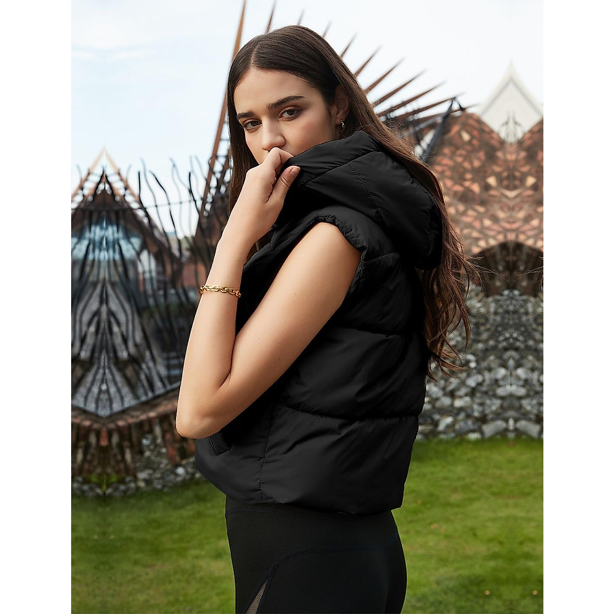 WEQULE Women's Cropped Puffer Vest Hooded Zip Up Winter Sleeveless Jacket lightweight Outwear Padded Gilet with Pockets(0001-Black-L)