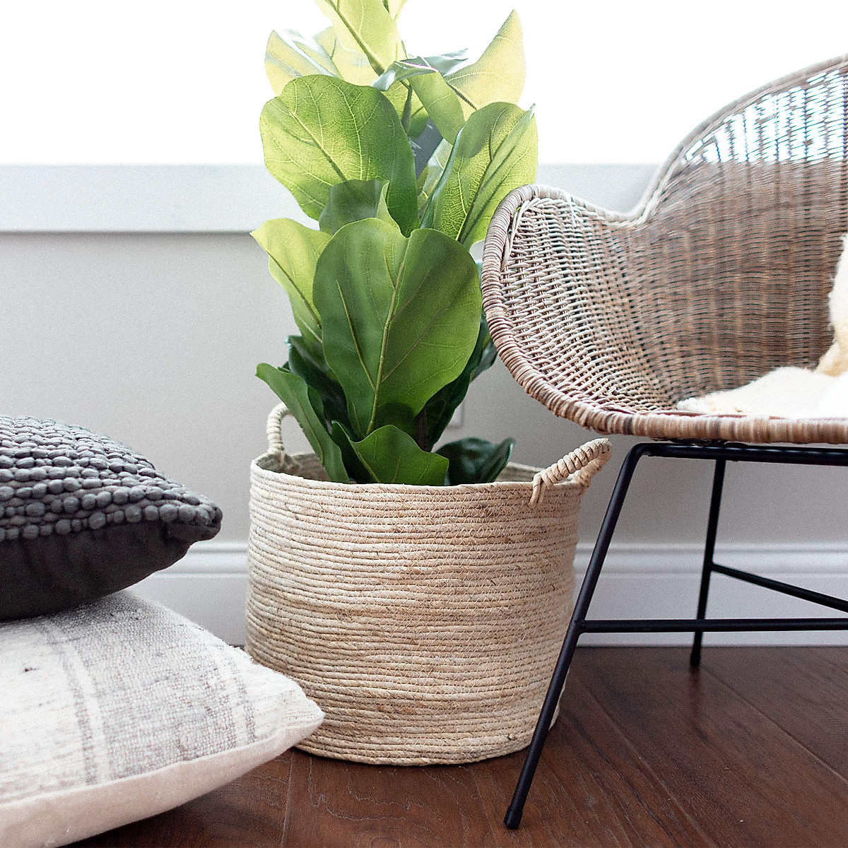 Design Ideas Maiz Large Basket 13.4" x 13.4" x 13.4" Corn Leaf Woven Basket with Handles, Home Decor Storage Basket