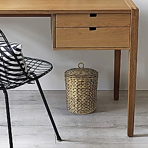 Round Water Hyacinth Wicker Waste Basket with Lid, Trash can Wastebasket, Garbage Container bin with Plastic Inlay - for Bathroom, Kitchen, Bedroom, Home Office Under Desk – Natural/Hand Woven