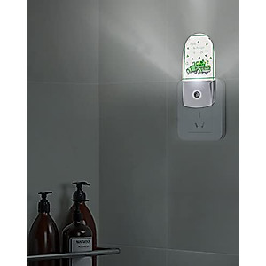 RisQiten St. Patrick's Day Night Light, LED Plug in Night Light, Green Striped Board Truck Clover Night Lights with Dusk to Dawn Sensor Decorative Kids/Adults Nightlight for Bedroom Bathroom