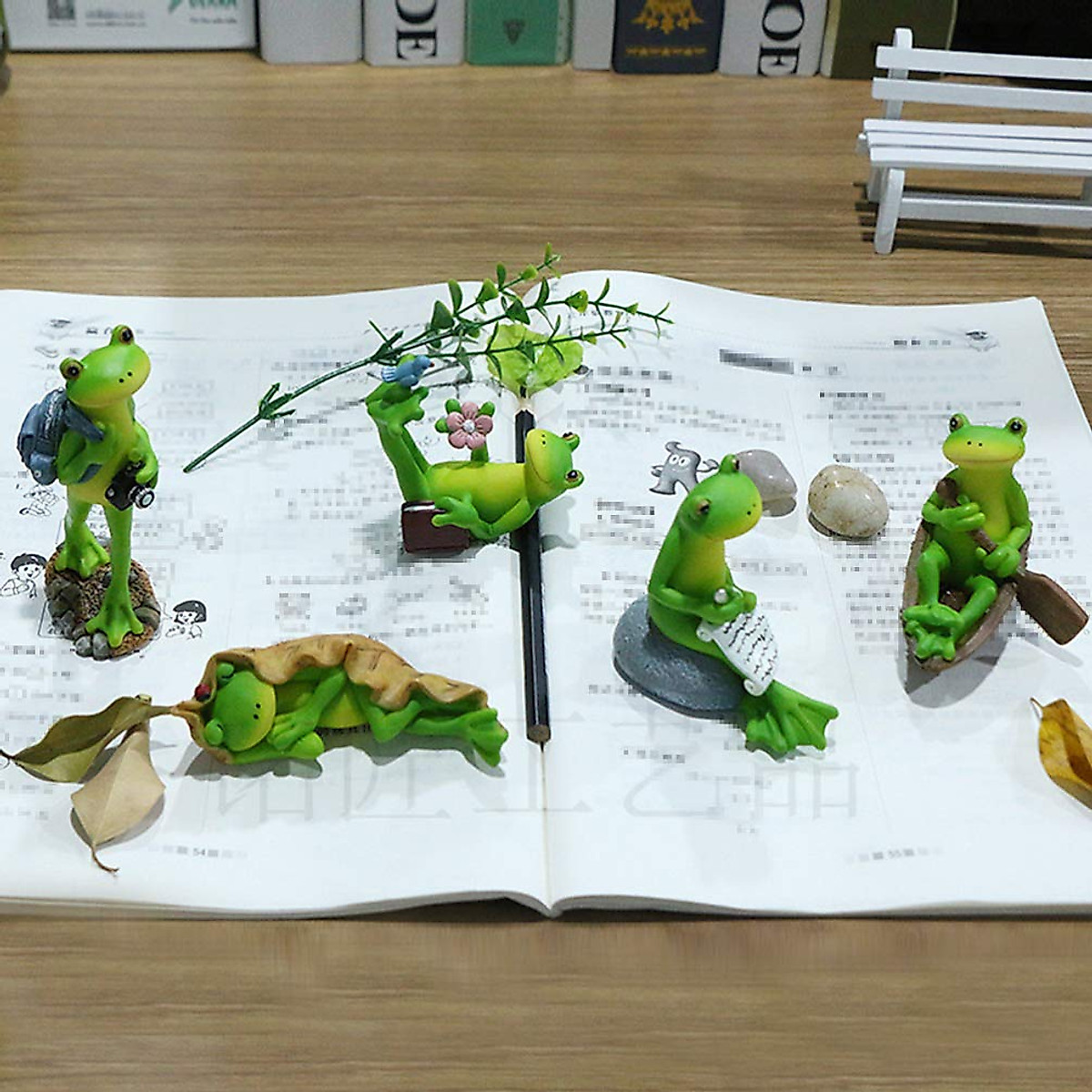 HEALLILY Frog Figurines Frog Garden Statue Meditating Frog Miniature Resin Animal Sculpture for Micro Landscape Fairy Garden Decoration (Travel Frog)