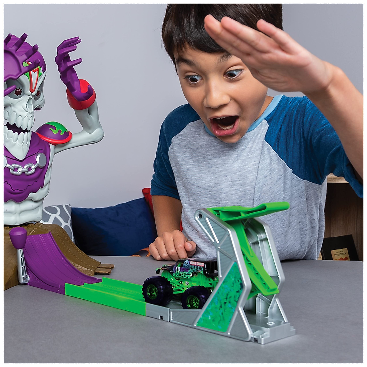 Monster Jam, Grim Takedown Playset with Lights and Sounds, Featuring Exclusive 1:64 Scale Die-Cast Grave Digger Monster Truck