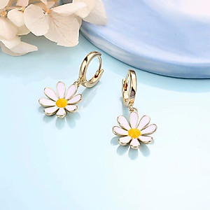 Memorjew Daisy Huggie Hoop Earrings for Women, 925 Sterling Silver Post Tiny Dainty Daisy Flower Dangle Earrings Hypoallergenic Gold Huggie Earrings for Women Jewelry Gifts