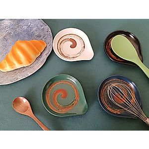Homyne Ceramic Spoon Rest for Stove Top, Hand Painted Brown Swirl Spoon Rest for Kitchen Counter, Retro Cooking Spoon Holder for Kitchen Counter, Utensil Rest for Spatula Ladle or Tong (Grass Green)