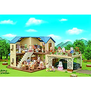 Calico Critters Large House with Carport Gift Set, Dollhouse Playset with Collectible Figure, Vehicle, Furniture and Accessories - Amazon Exclusive!