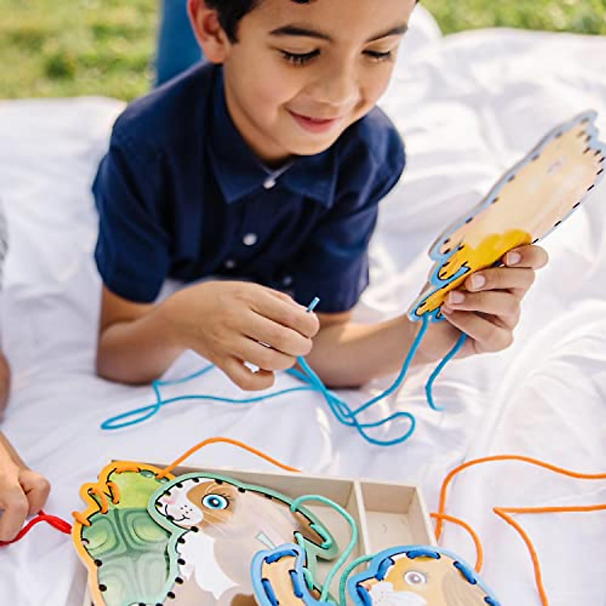 Melissa & Doug Lace and Trace Activity Set: Pets - 5 Wooden Panels and 5 Matching Laces - Lacing Toys For Toddlers, Fine Motor Skills Threading Cards For Preschoolers And Kids Ages 3+