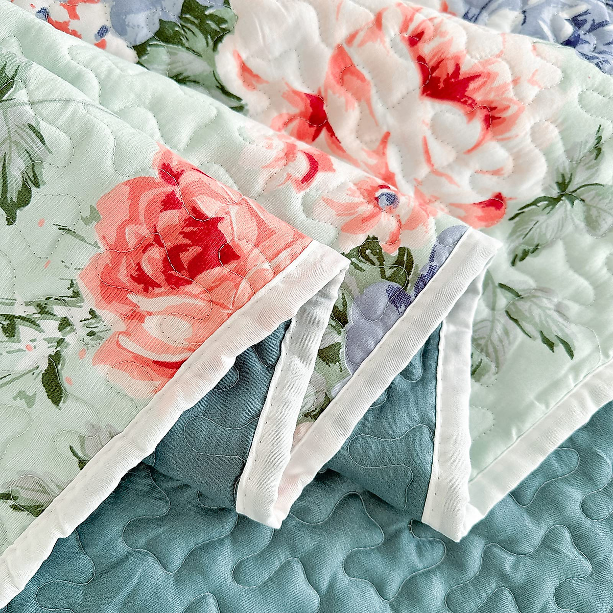 UOZZI BEDDING Botanical Quilt Set Queen Size 90x90 3 PC Reversible Soft Microfiber Lightweight Green Coverlet with Blue Red Flowers Bedspread Summer Bed Cover for All Season (1 Quilt+ 2 Shams)